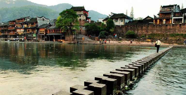 Jumping Rock on the Tuo River,What to Do in Fenghuang,How to Cross the ...